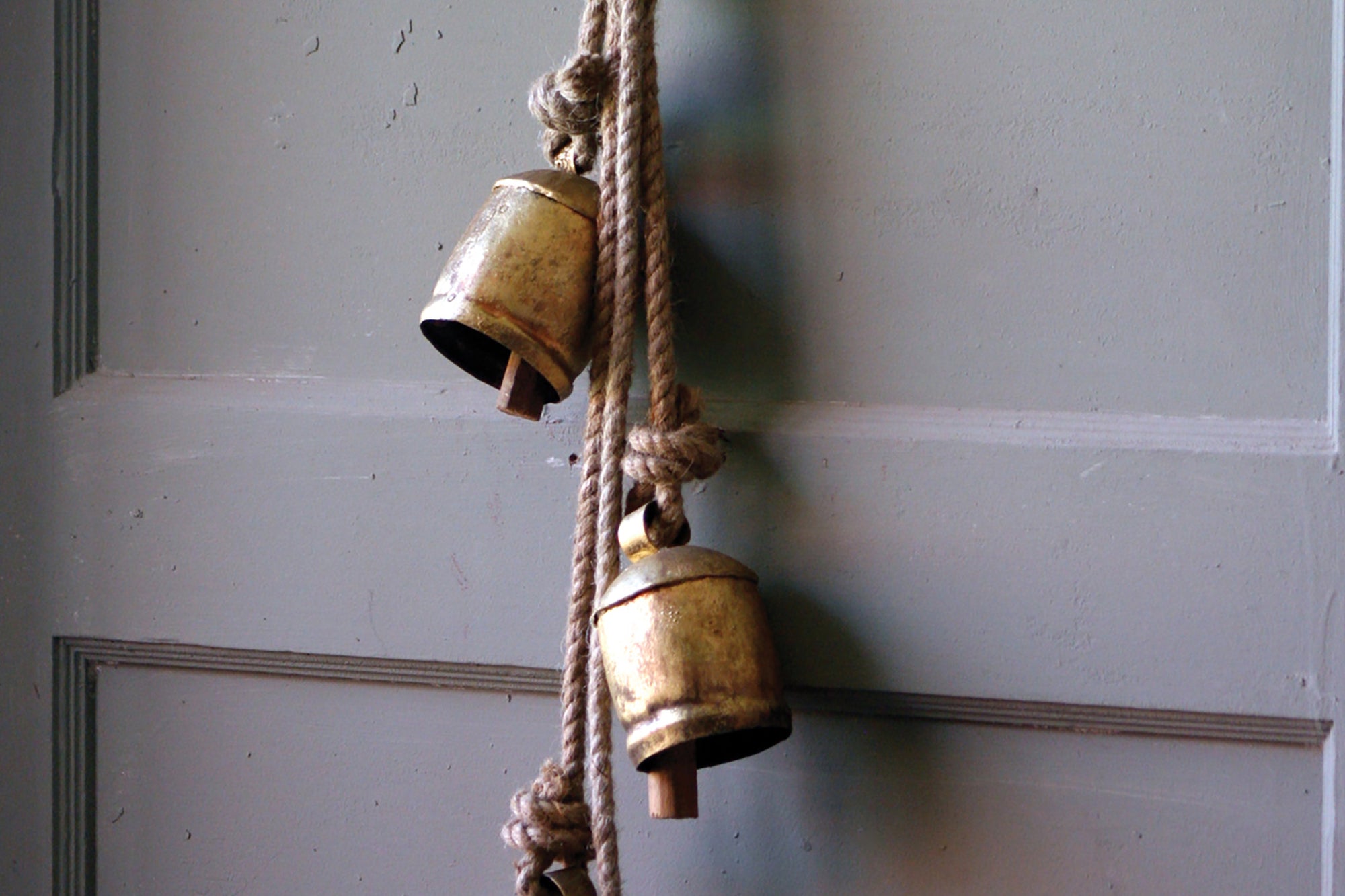 Rustic Iron Hanging Bells With Rope - Woodwaves